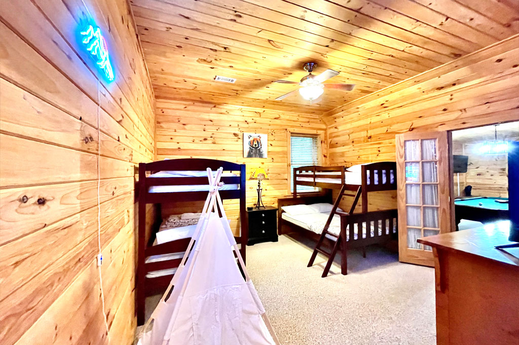 Bear Crossing - Helen, GA. Stunning Cabin One Minute From Downtown ...
