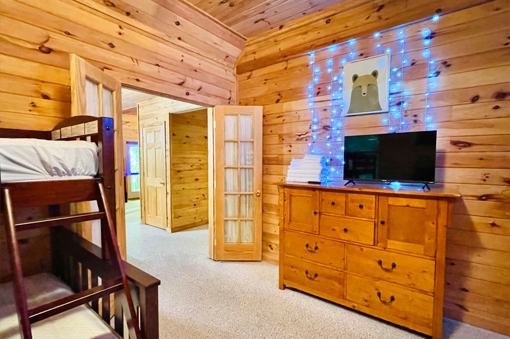 Bear Crossing - Helen, GA. Stunning Cabin One Minute From Downtown ...